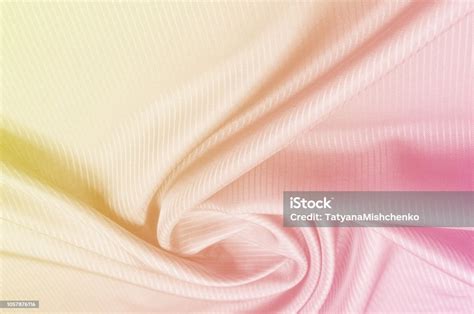 배경 무늬 텍스처입니다 실크 직물 노란색 핑크 파스텔 색조입니다 핑크와 옐로우 색상에서 실크 배경입니다 0명에 대한 스톡 사진