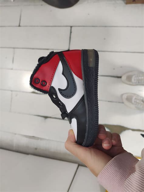 ბავშვების ტანსაცმელები და ფეხსაცმელები