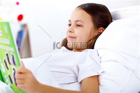 家里床上放着一本书的女孩画像美女女孩高清摄影大图 千库网