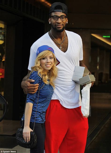 Icarly Star Jennette Mccurdy Gets Close To Basketball Player Andre