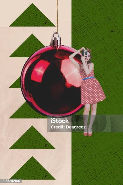 3d 사진 콜라주 템플릿 트렌드 아트 워크 미니어처 젊은 아가씨 핀업 스타일 촬영 사진 취미 거대한 장난감 공 교수형 장식의 합성 12월에 대한 스톡 사진 및 기타 이미지