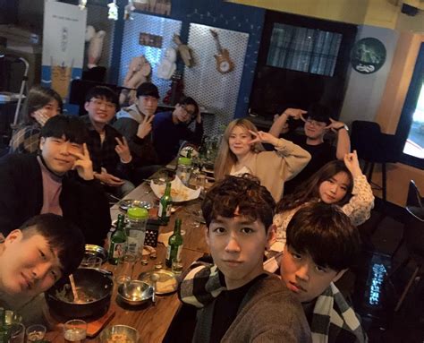 빵집투어와 꽃놀이 이후 뒷풀이 사진입니다‼️ 퀄리티 높은 안주와 우리들의 푸른 봄 청춘기획