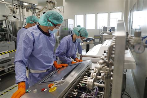 Velika Farmacevta V Sloveniji Močno Investirata