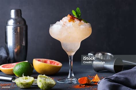 냉동 메즈칼 또는 구이 자몽과 메스칼 팔로마 칵테일 마르가리타에 대한 스톡 사진 및 기타 이미지 마르가리타 자몽 냉동된 Istock