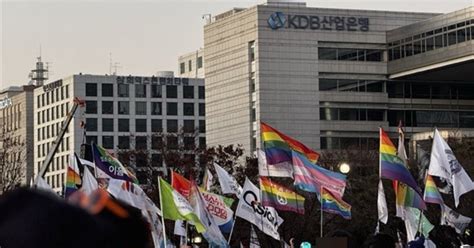 탄핵 시위에 왜 이렇게 무지개 깃발이 많냐구요