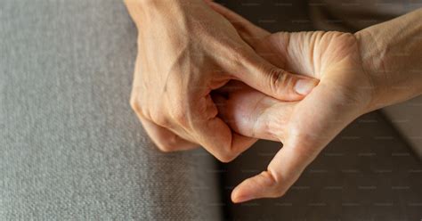 소파에 있는 사람의 손 클로즈업 사진 Unsplash의 치유 이미지