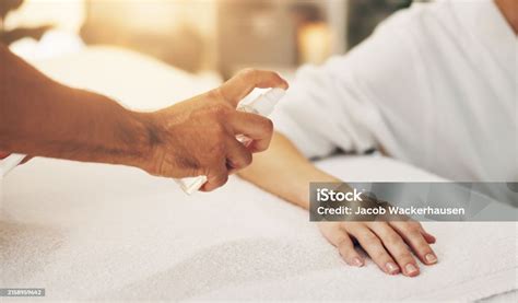 손 기름 및 마사지 진정 및 전체론적 치료를 위해 스트레스나 불안이 있는 스파의 사람 침술 웰빙 및 건강 관리를 위해 아로마 테라피 또는 알코올이 함유 된 고객 스프레이 및