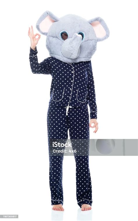 전체 길이정면2029세 성인 아름다운 금발 머리긴 머리 백인 여성젊은 여성 서 마스크변장의상잠 옷잠 옷시원한 자세표시 확인 기호손으로 제기 0에 대한 스톡 사진 및 기타