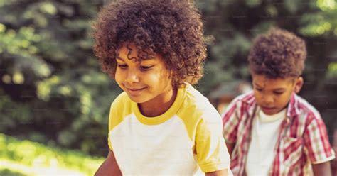 다리에서 노는 아프리카계 미국인 아이들 형제 자매 초점은 어린 소녀입니다 사진 Unsplash의 흑인 어린이 이미지