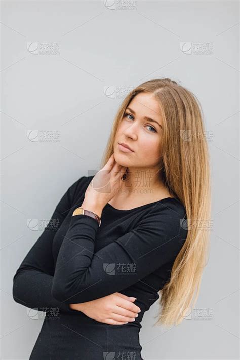 街道 金色头发 女人 垂直画幅 青少年 彩妆 完美 现代 头发 青年人素材 花瓣网