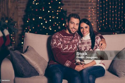 두 사랑 스러운 잘생긴 아름 다운 꿈 소프트 웨어와 청바지 달콤한 사람 파인 3 배경에 화 환 장식 만들 큰 빛나는 미소 반짝 아늑한 거실 소파에 앉아 가정 생활에 대한