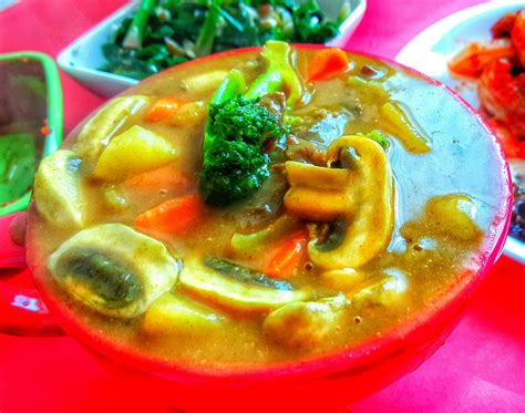 브로콜리 감자 당근 양송이버섯 소고기 양파 사과 넣고 일본고체카레와 즉석카레섞어서 한가득ㅎㅎㅎ 전 건더기 큼직한카레가좋아용