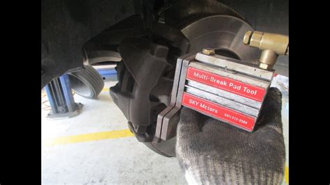 스카이모터스 아우디 A4 프런트 브레이크 패드 교환 에어식 멀티 브레이크 패드 공구 Multi Break Pad Tool 자동차공구 특수공구 Youtube
