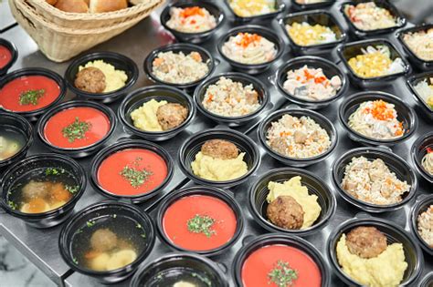 음식 배달 건강한 자연 식품플라스틱 일회용 도시락에서 다른 닭고기 국물 으깬 수프 커틀릿을 곁들인 으깬 감자 해산물 파스타 샐러드 신선한 빵을 곁들인 필라프 개념에 대한