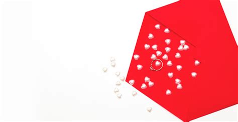 흰색 배경에 빨간 종이 봉투와 마음으로 나 개념 결혼 약혼 반지와 결혼 해피 발렌타인 데이 선물 닫기 복사 공간 상단 보기 0명에 대한 스톡 사진 및 기타 이미지 Istock