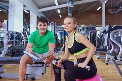 健身房 女人 指导教师 松弛练习 修改系列 模仿派对 运动衣 健身球 体操设备 健身器械