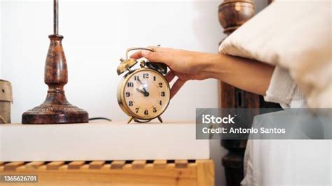 아침에 빈티지 알람 시계를 끄는 인식 할 수없는 젊은 여성의 손 알람시계에 대한 스톡 사진 및 기타 이미지 알람시계 켰다 끄기 돌기 Istock