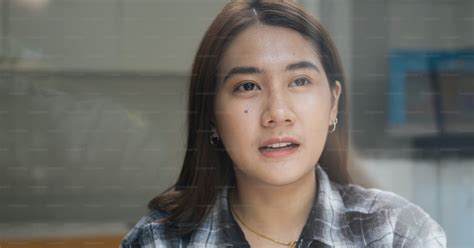 크리에이티브 오피스에서 동료와 함께 일하는 젊은 여성 디자이너 사진 Unsplash의 태국 이미지