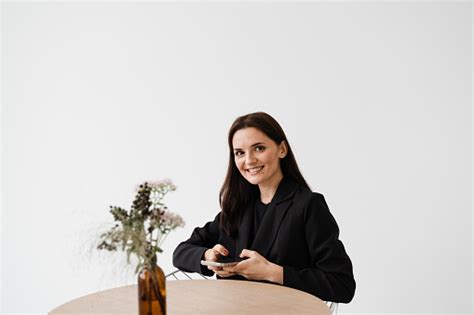 하얀 카페에서 가족 및 친구들과 전화 채팅을 하는 매력적인 소녀 흰색 배경에 스마트폰에 텍스트를 입력하는 젊은 여성 쾌활한 비즈니스 여성 라이프스타일 25 29세에 대한