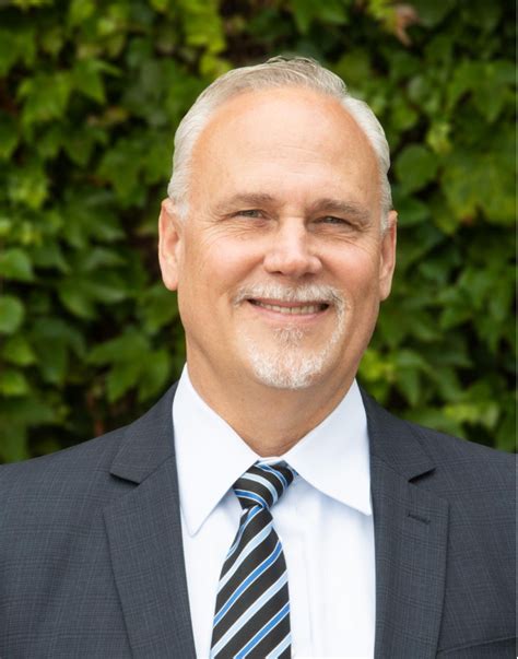 Bilingual Report — Oxnard City Manager Alexander Nguyen Appoints Rob