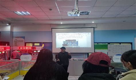 信息与软件学院召开工业互联网教学设备系列培训会