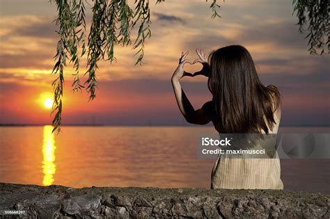 여자아이 만들진 정장용 노을지는 해안가의 땅에 대한 스톡 사진 및 기타 이미지 땅 바다 방울 Istock