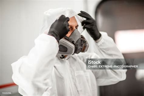 전체 흰색 작업복에 자동차 화가 장갑 및 작업을 준비 하는 동안 그의 머리에 후드를 넣어 호흡 마스크 가스 압축기에 대한 스톡 사진 및 기타 이미지 Istock