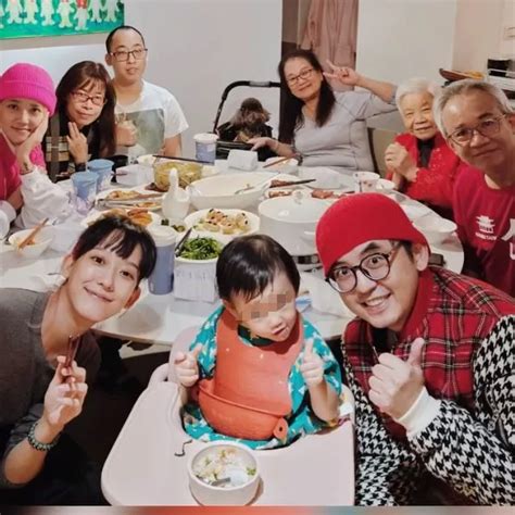 黃子佼龍年圍爐畫面曝光！孟耿如陪伴說吉祥話