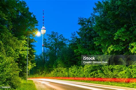 독일 일몰 후 마법의 황혼 분위기에서 녹색 숲 자연 풍경에 슈투트가르트 도시의 텔레비전 타워를 통과 조명 자동차 경관에 대한 스톡 사진 및 기타 이미지 Istock