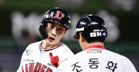 포토 최지훈 찬스 만드는 선두타자 안타