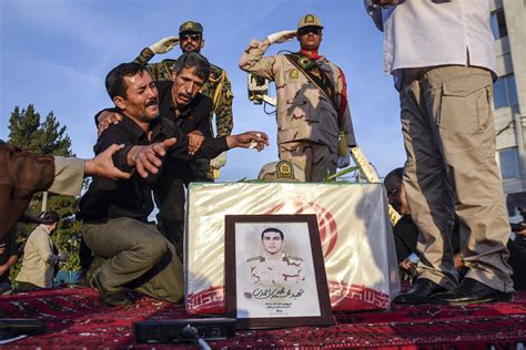 اشک‌های خانواده شهید مهدی احمدی بر پیکر مطهر فرزند گلگون کفنشان