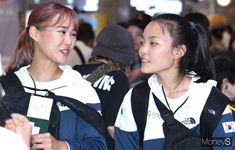 머니S포토 출국 전 대화하는 사솔서채현