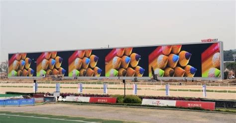 앞뒤좌우 사각지대 없는 127m 초대형 영화 스크린