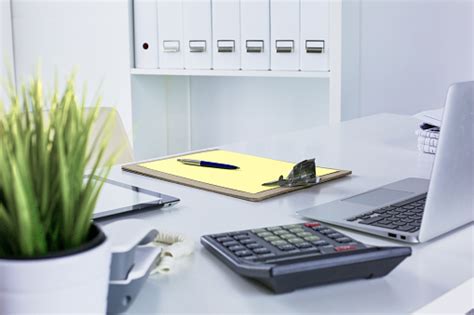 대리석 책상에 작업 프레 젠 테이 션 이랑 데스크톱 컴퓨터 및 사무 용품 노트북에 대한 스톡 사진 및 기타 이미지 노트북 데스크탑 컴퓨터 디자인 전문가 Istock