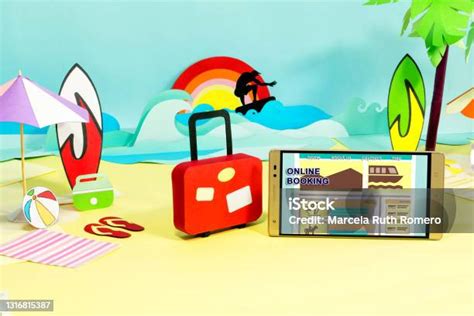 모바일 및 수하물을 배경으로 서퍼 서핑 보드 해변 우산을 예약하십시오 창조적 인 종이 공예 개념 휴가 와 여름 개념 여행 및 관광 개념 0명에 대한 스톡 사진 및 기타