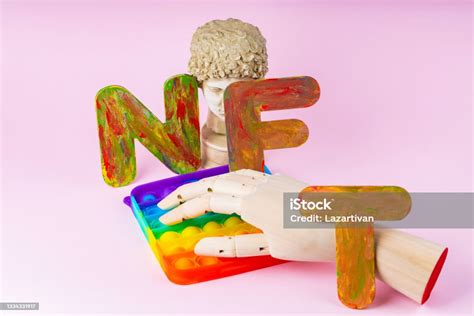 Nft 비 펑식 토큰 블록 체인 시스템에 대한 개념 고전 동상과 분홍색 배경에 장난감을 팝 인공 손으로 암호화 예술 개념 기포에 대한 스톡 사진 및 기타 이미지 Istock