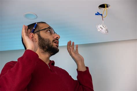 전문 전기 기술자가 조명기구를 능숙하게 수리하고 설치하여 가정의 안전과 효율성을 보장합니다 그들의 전문 지식은 안전 표준을