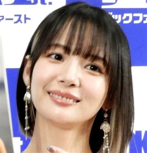 真上からのぞく“役満ボディ”にドキッ！岡田紗佳、ざっくりワンピ＆クール目線「カッコイイ」「大好き」｜よろず〜ニュース