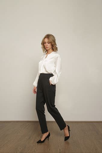 클래식 스마트 캐주얼 흑백 의상을 입은 젊은 여성 모델의 스튜디오 사진 시리즈 35 39세에 대한 스톡 사진 및 기타 이미지 35 39세 검은색 공단 Istock