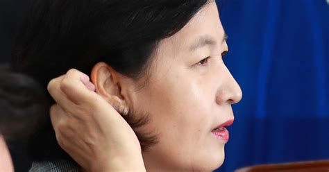 머리 쓸어 올리는 추미애 대표