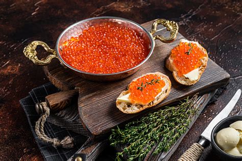 나무 보드에 물고기 붉은 캐비어와 맛있는 샌드위치 어두운 배경 위쪽 보기 캐비어에 대한 스톡 사진 및 기타 이미지 캐비어 건강한 식생활 검은색 Istock
