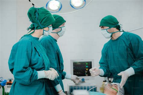 수술 환자와 간호사가 있는 수술 의료 건강 장비 응급 의학 치료 클리닉 개념으로 병원 수술실에서 일하는 전문 외과 의사 팀워크 사람 사진 Unsplash의 외과 의사 이미지