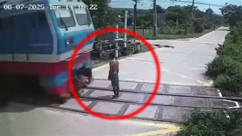【衝撃映像】さぁ来い。線路に立つベトナム人男性が列車の衝突を受け死亡する瞬間。 閲覧注意グロ動画・衝撃映像のソルカブ
