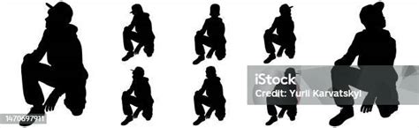 세련된 모자를 쓴 십대 소년은 쪼그리고 앉았다 패션 세련 된 십 대 소년 어린이 패션 모델 카메라 뷰 옆으로 아이들의 큰 세트