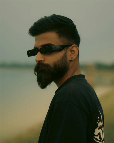 검은 머리 경치가 좋은 귀걸이 그림자 남성 남자 낮 도시의 라이프스타일 모델 보다 사람 선글라스 손질 된 수염 수직 쐈어 스타일 스타일리시한