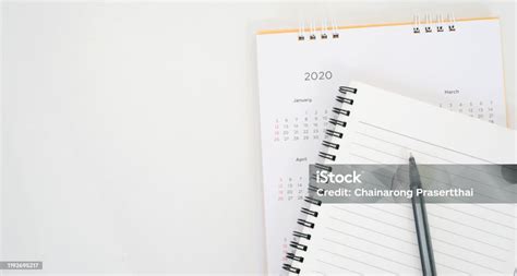 펜과 노트북화이트 캘린더 스케줄 배경에 대한 상단 보기를 닫아 약속 회의를 만들거나 새해 2020 해상도 개념의 계획 작업을 위해 매일 시간표를 관리합니다 달력에 대한 스톡