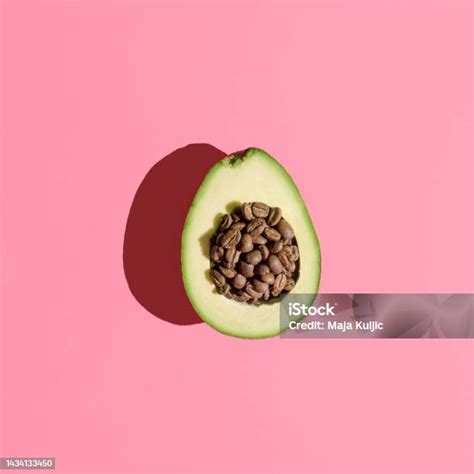 아보카도 과일과 커피 원두로 만든 최소한의 장면 파스텔 핑크 배경에 화창한 날 준비 복사 공간이있는 예술적 개념 0명에 대한 스톡 사진 및 기타 이미지 Istock