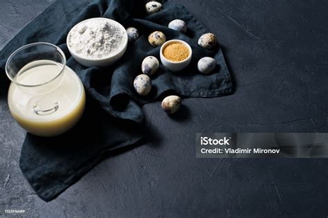 글루텐과 유 당이 없는 베이킹 요리의 개념 재료 바나나 메 추리 계란 설탕 글루텐 불포함 밀가루 귀리 우유 검정색 배경 평면도 텍스트 공간 귀리 우유에 대한 스톡 사진 및