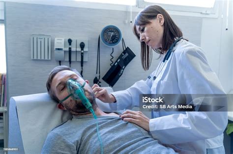 병원 응급실에서 산소 마스크를 가진 아픈 남자 환자를 가진 여성 의사 흡연 및 호흡기 질환 및 담배 방지 광고 캠페인 남자에 대한 스톡 사진 및 기타 이미지 Istock