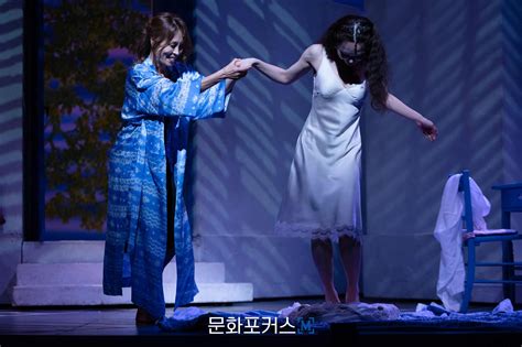 현장스케치 최정원 최태이 드레스 안으로 뛰어들어~” 문화포커스